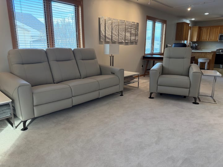 2 Bed, 2 Bath, Modern Apartment Many Extras - Oshkosh, WI