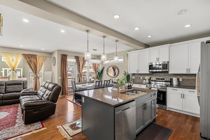 Entire Home | Clean & Spacious 3br | Nw Calgary - Airdrie