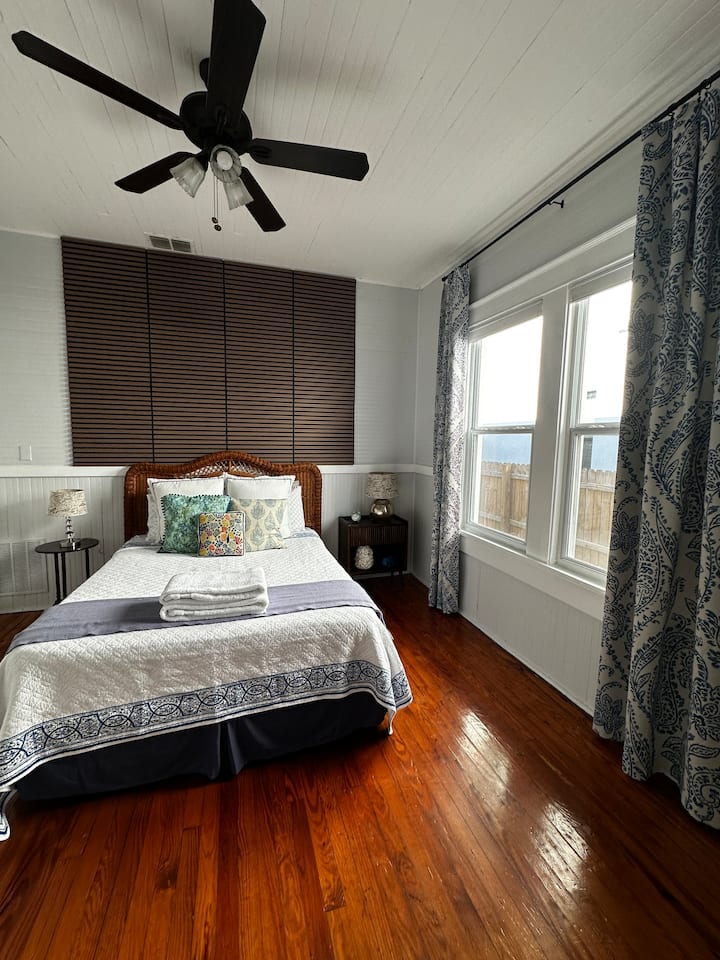 Central Tampa Guest Suite • Minutes To Riverwalk - Tampa, FL