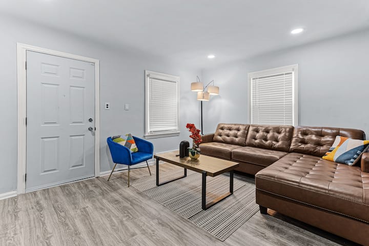 5br Detroit Oasis W/ Pool Table & Private Gym - Windsor