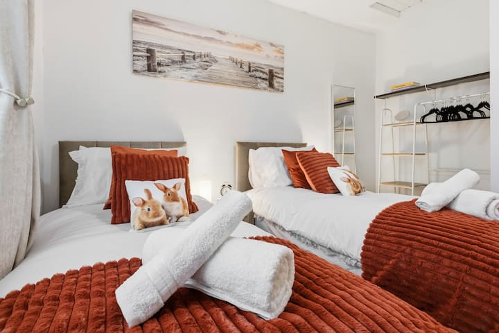 Contractor Friendly House | Bolton | Free Parking - Bury