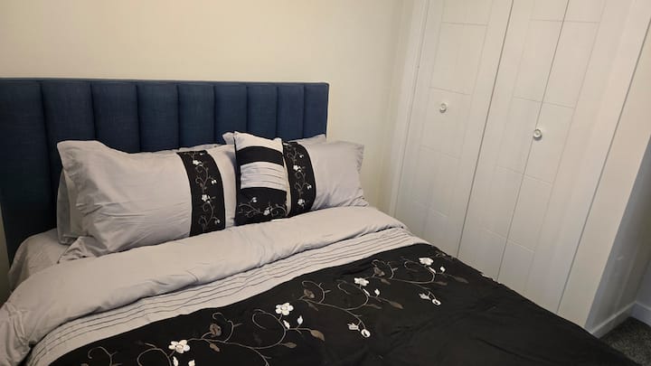 Brand New Vib Lounge 
License #:Lcsta20261563 - Regina