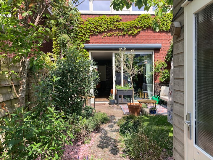 Family House With Garden, Close To Ndsm, 2 Cats. - 