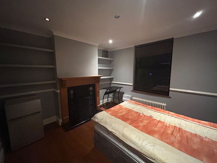 Lovely Room With Private Bathroom In A Quiet Area - Guildford, UK