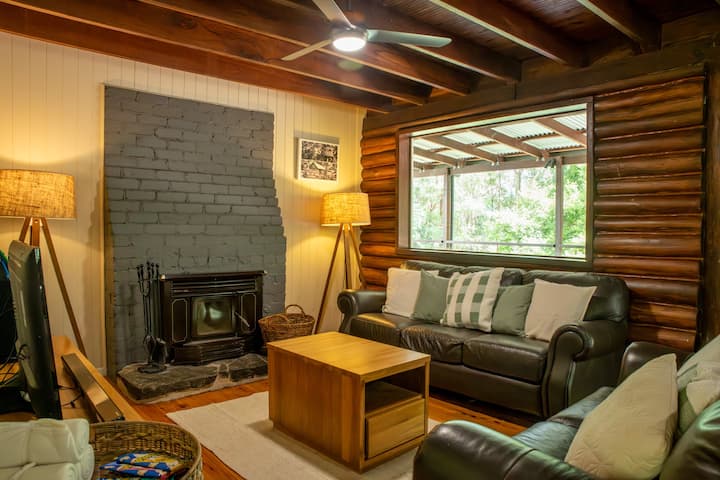 Montville Hideaway Log House - Mapleton