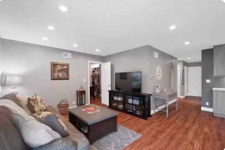 Cozy Creve Coeur 2 Bedroom 2 Bath Condo - Kirkwood, MO