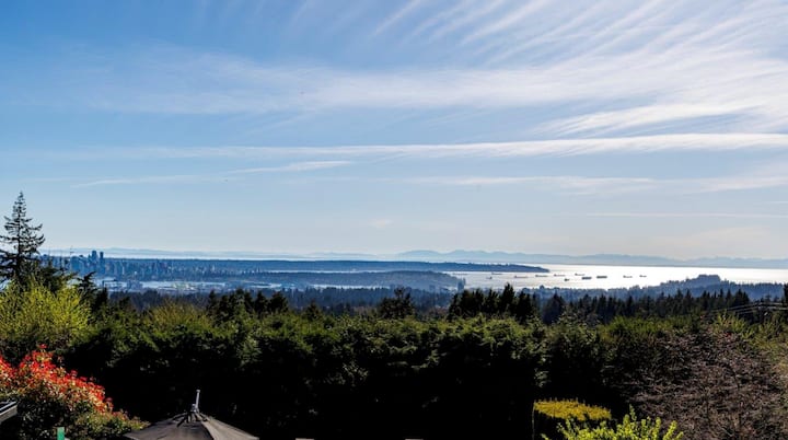 Sleeps 6 | 3 Bedroom Top Floor With Views! - North Vancouver