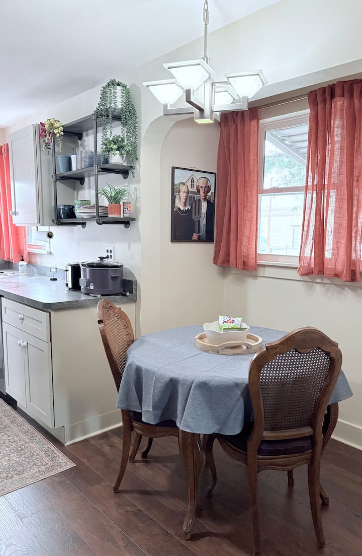 Quiet Cottage - Chatham, IL