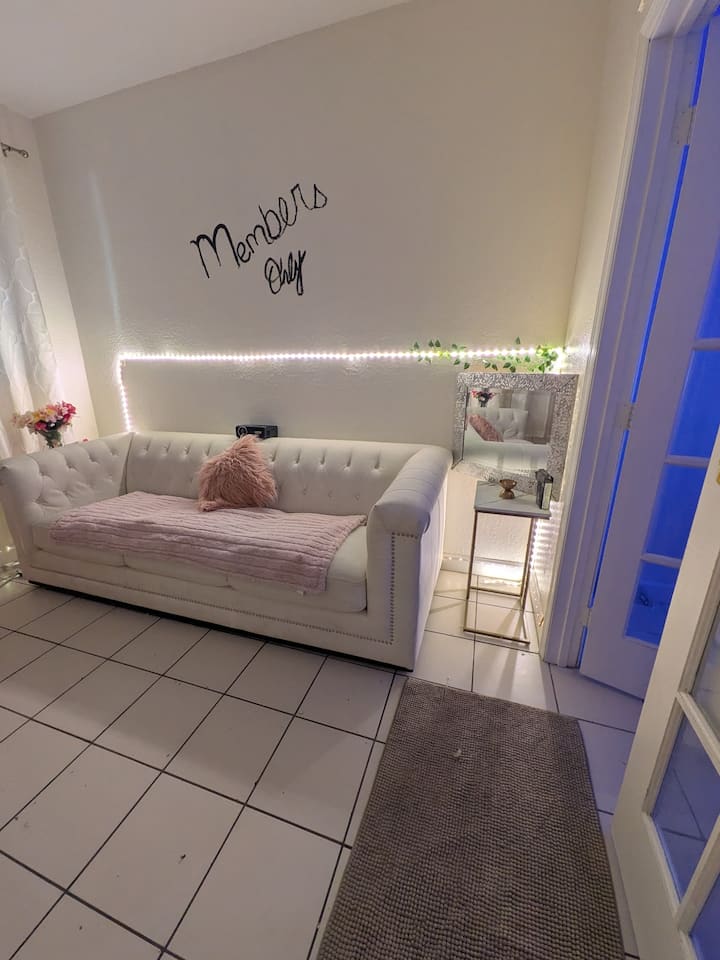 We Will Pick You Up! All Inclusive Boutique Stay - Florida City, FL