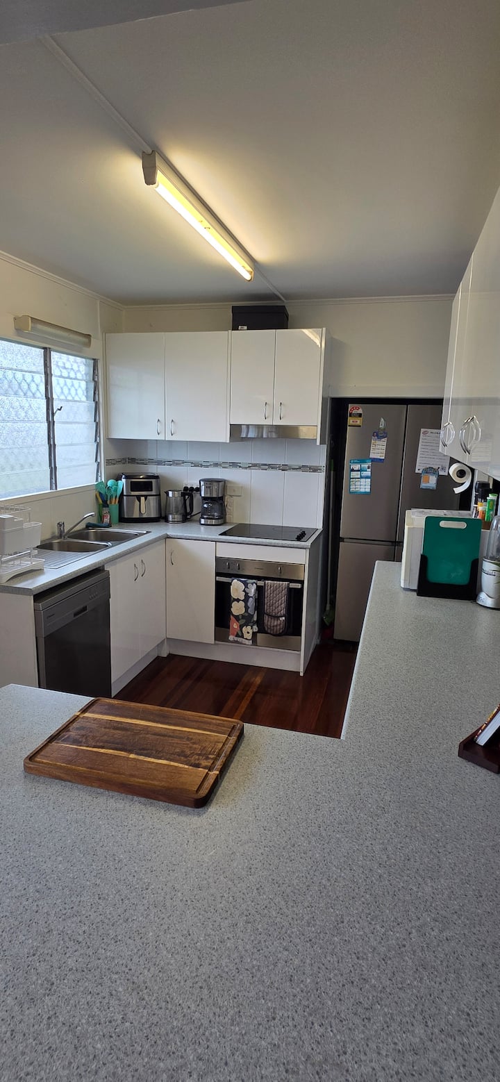 Centrally Located, Close To The Airport & Strand - Vincent