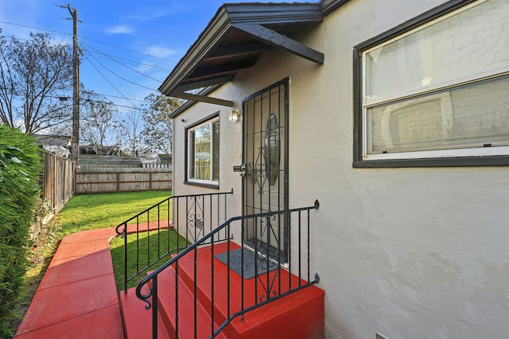 Cute, Quiet & Cozy 1-bd / 1-ba Home - Stockton, CA