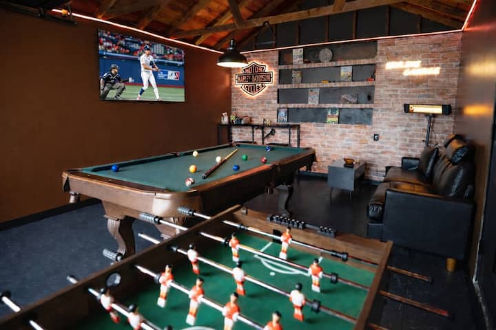 2 Stylish Units +Game Room Near Airport & Downtown - Milwaukee, WI