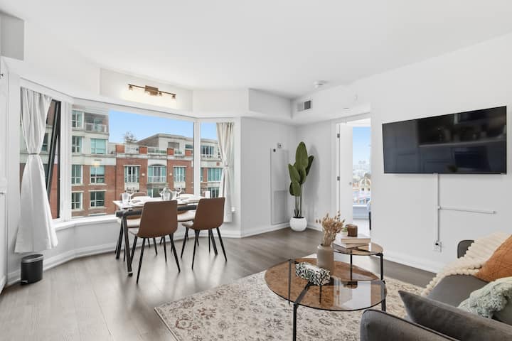 Stylish Yorkville 1br Den Condo Sleeps 5 - Toronto