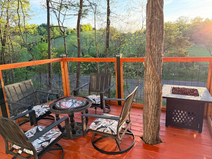 Bright, Fully Furnished White House Sleeps 8 - Dandridge, TN