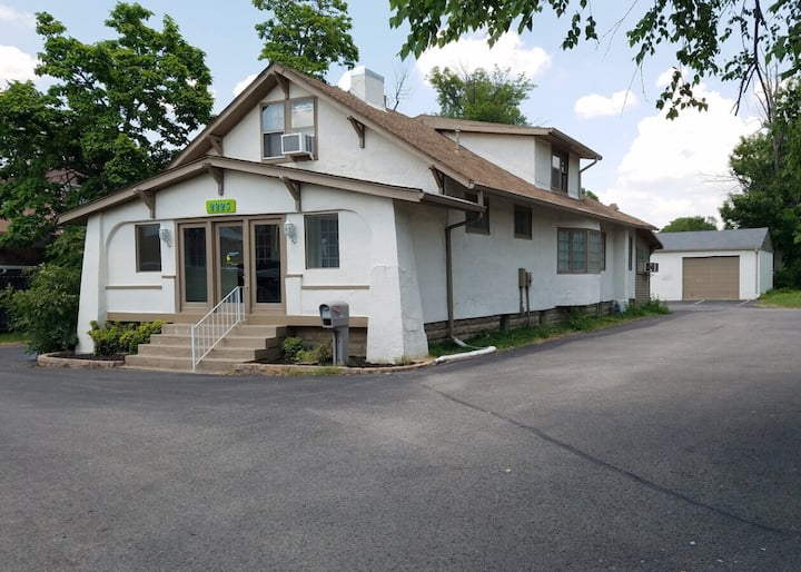 Four Bed Two Bath Home With Large Living Area. - Louisville, KY
