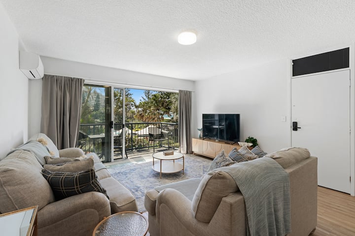 Beachfront 2b Home. Parking. Wifi. - Gold Coast
