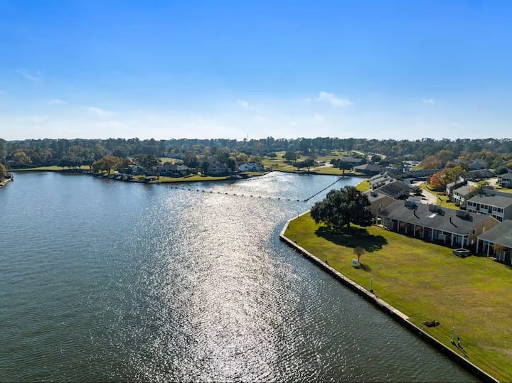 Summer Oasis: Luxury Condo W/ Lake Views - Conroe