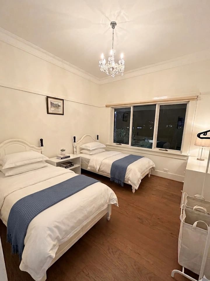 Modern Room • 2 Beds • Hassle-free Check-in - Gordon