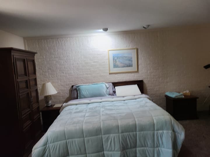 Large Private Room / Private Sitting Area - Tulsa, OK