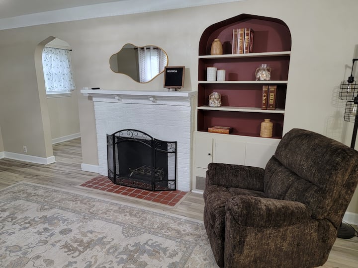 Country Cottage - Family And Work Crew Friendly! - Kokomo, IN