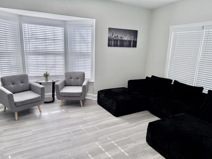Spacious Home Dt Waukegan - 10 Min From Naval Base - Waukegan, IL