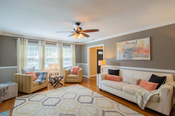 Spacious 6br | Firepit, Porch, Prime Location - High Point, NC