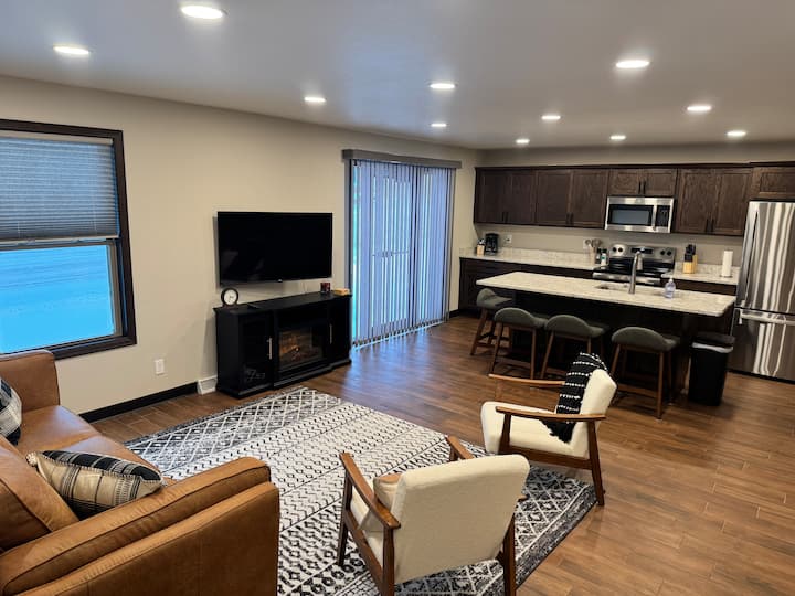 New! 3 Bedroom 2 Bath - 10 Minutes From Marshfield - Day