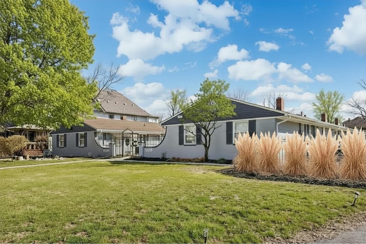 Cozy Indy Getaway | Parking • Wifi • Near Downtown - Irvington Historic District, IN