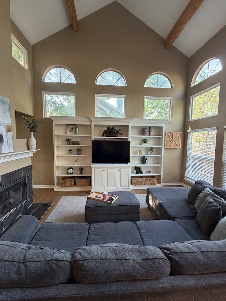 Light-filled Smyrna Retreat | Desk | Sleeps 5 - Smyrna, GA