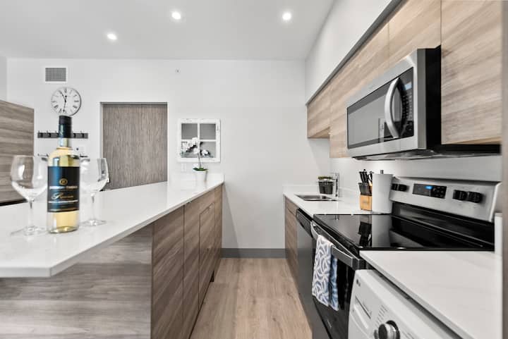 Cozy Beachside Suite With Pool, Gym / Pickle Ball - Vernon