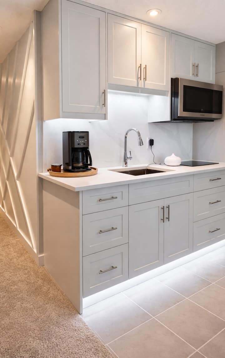 Bright & Stylish Lower-level Suite - Chicopee