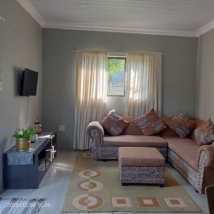 Cozy Self-catering Cottage That Sleeps 2 - Phokeng