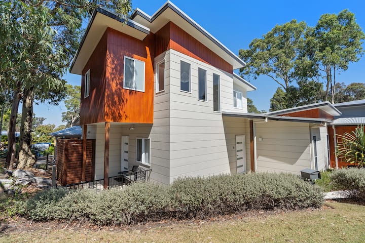 The Lakeside Retreat - Newcastle