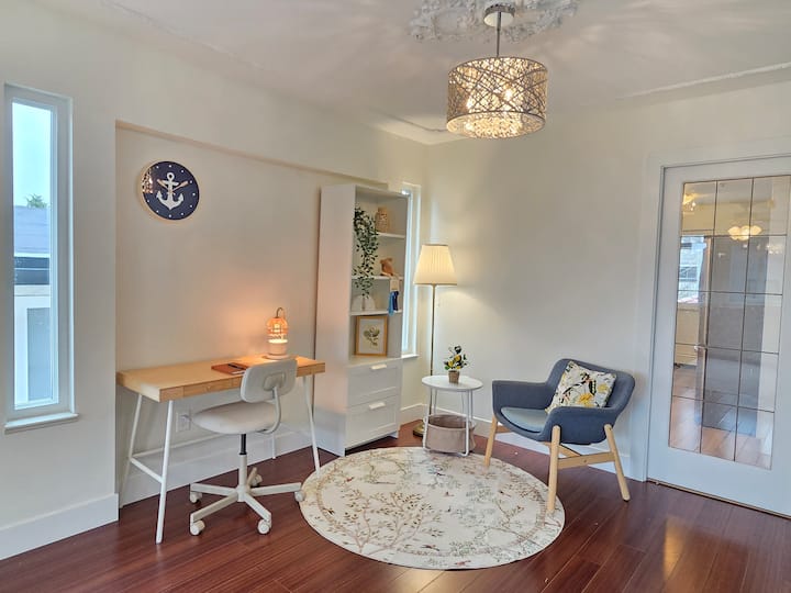 Sunshine Suite: 3br+1 Sofa Bed With Private Patio - Vancouver