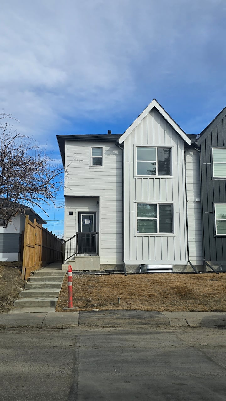 New & Warm Home | Gateway To Calgary & The Rockies - Calgary