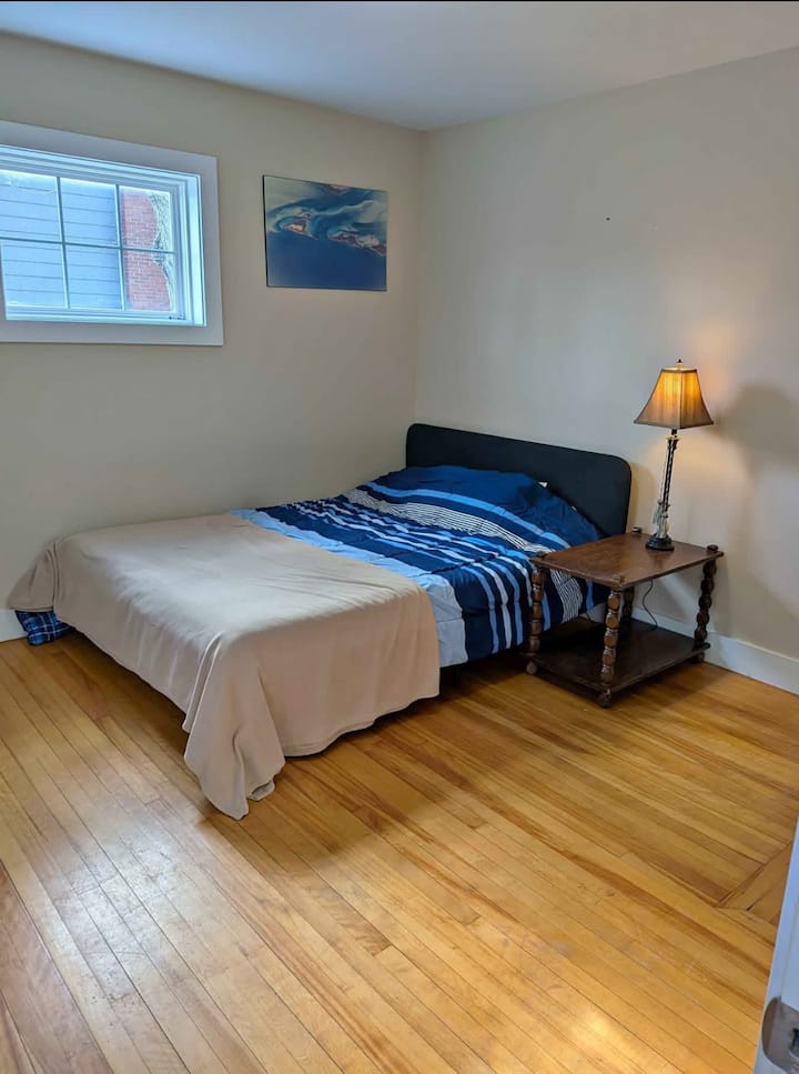 Cozy Private Room In My Home With A Queen-sized - Whitehorse