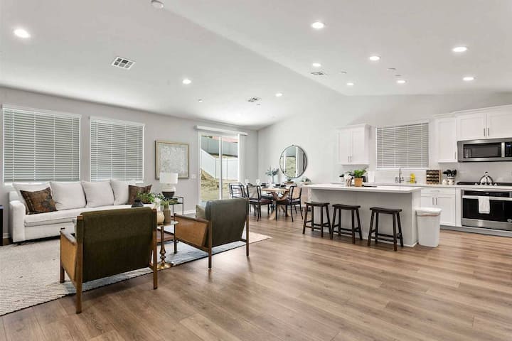Spacious Castle On Ave L12 A#41796 - ランカスター, CA