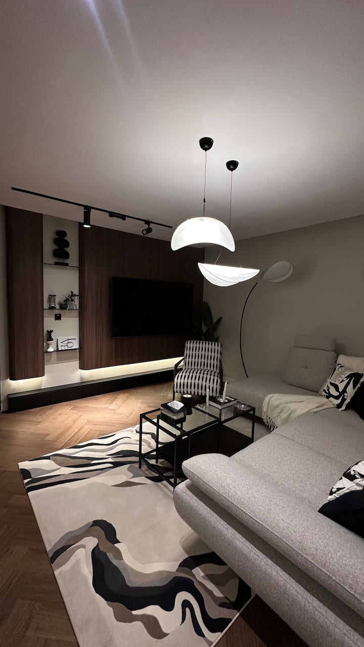 Luxury 2br W/ Designer Finishes & Self
Check-in75" - Jeddah