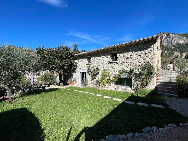 Maison En Pierre Tout Juste Rénovée Avec Jardin - Die