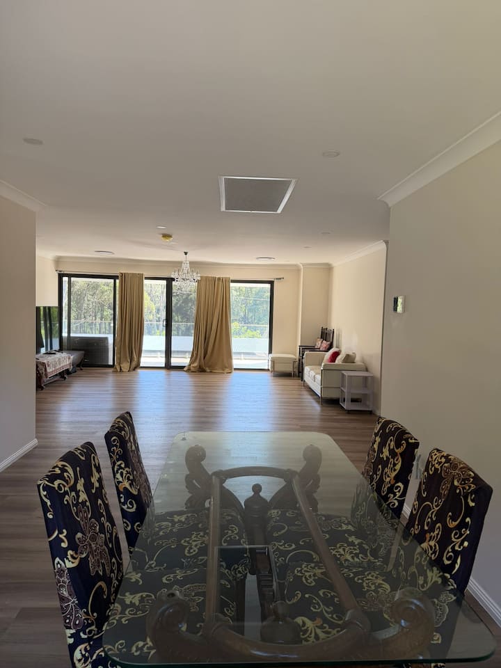 Elegant 4br Upper-level Stay / Your Own Space - Dural