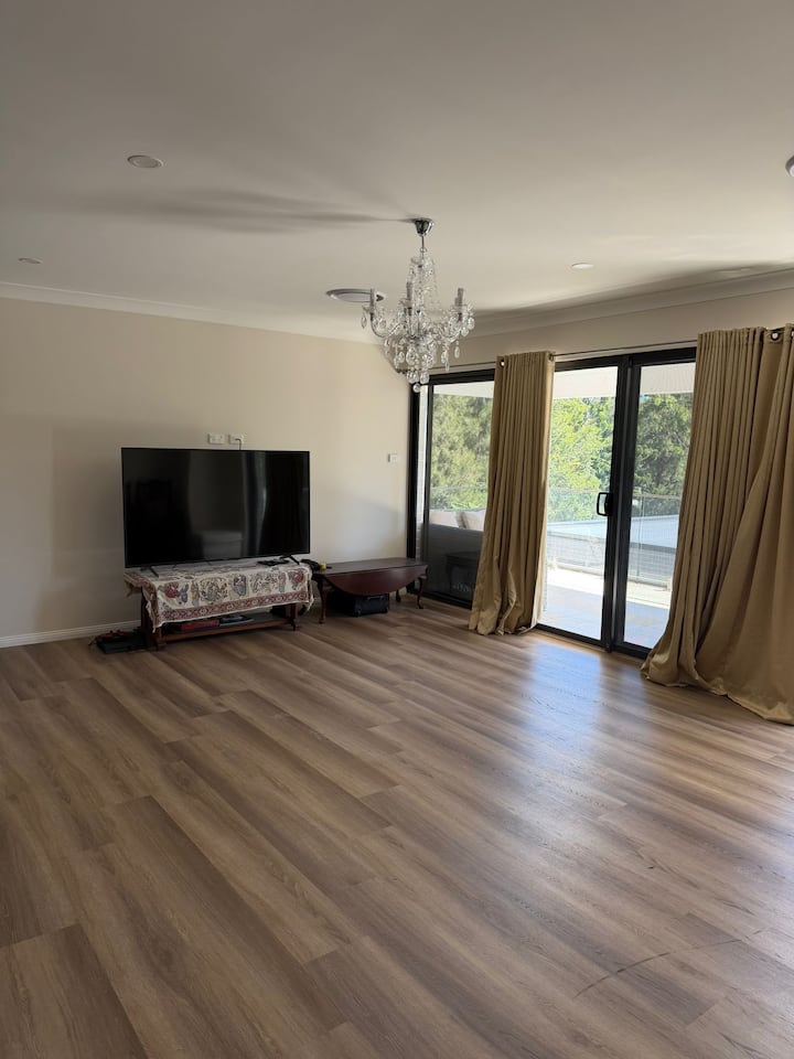Elegant 4br Upper-level Stay / Your Own Space - Dural
