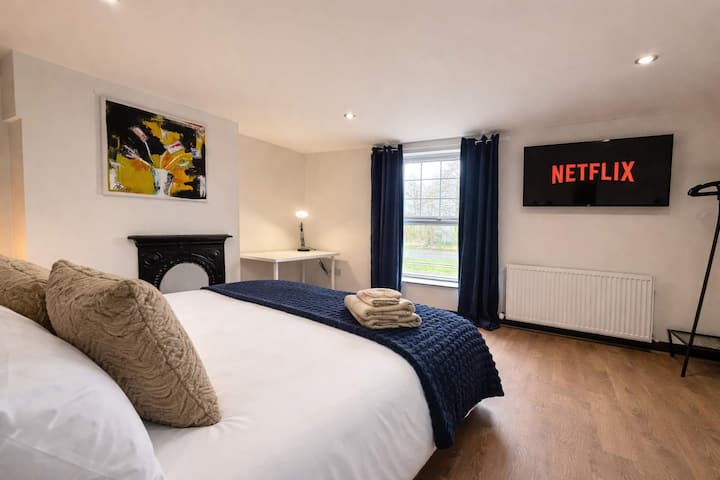 4 Bed - Contractor, Close To Motorway & Town - Warrington