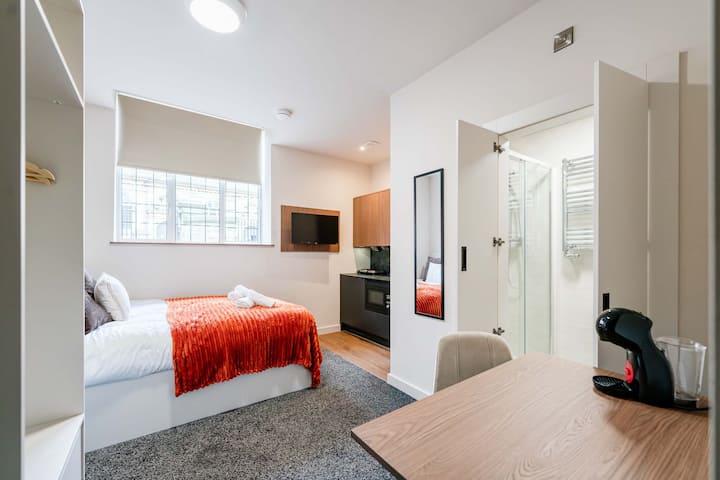 Luxury Studio | Work Desk | Self Check In - Derby