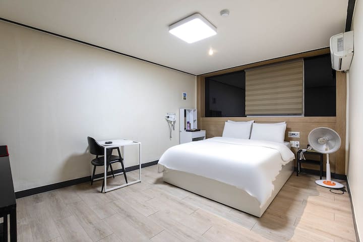 [오산호텔] 오산역 중심 가성비 스테이, J 호텔 #디럭스 #오산역 #번화가 - Osan-si