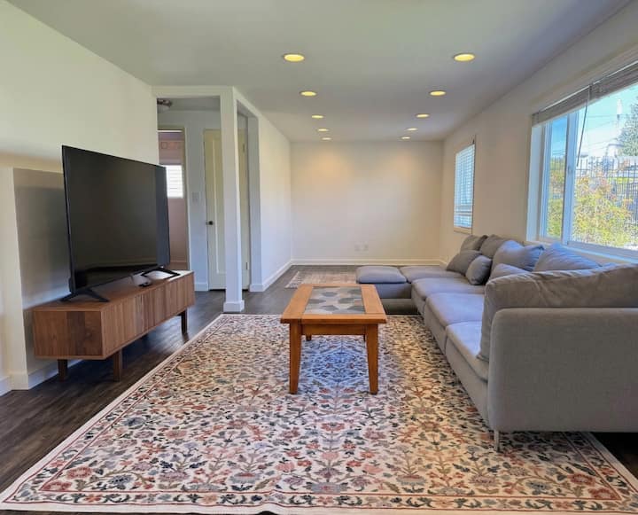 World Cup Group Hub | Walk To Rail | 6 Beds | Gym - Des Moines, WA