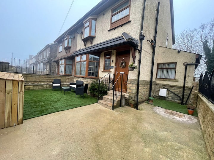House Sleeps 9 With Garden And Parking - Bradford, United Kingdom