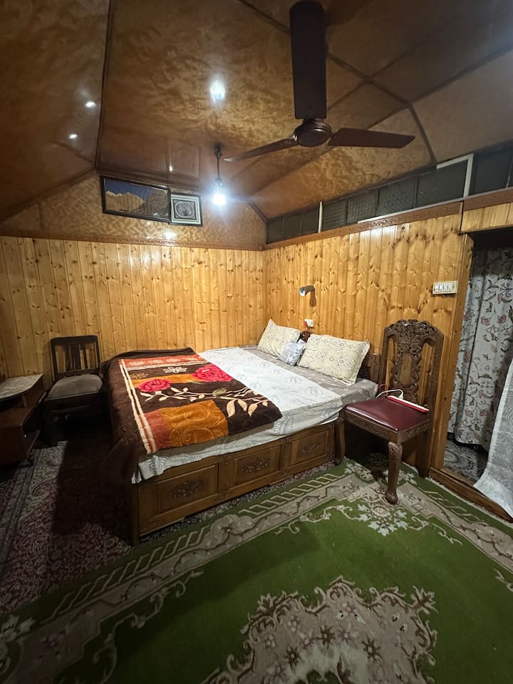 Jhelum River Houseboat | Private Room B - Srinagar
