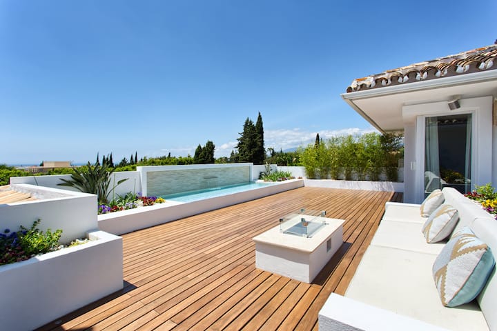 Espectacular Villa Muy Espaciosa En Milla De Oro - Malaga