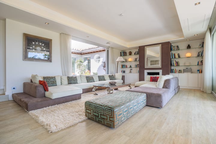 Espectacular Villa Muy Espaciosa En Milla De Oro - Marbella