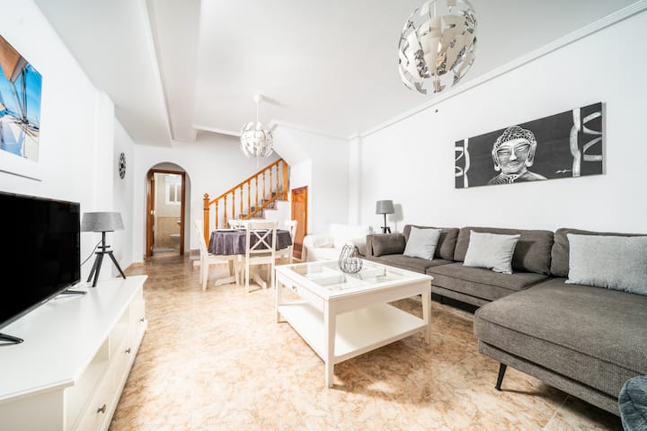 Bright 2-bed Townhouse With Rooftop Sea Views - España